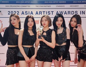 'K팝 대세 걸그룹' ITZY, '2022 AAA' 2관왕+각종 차트 호기록 달성